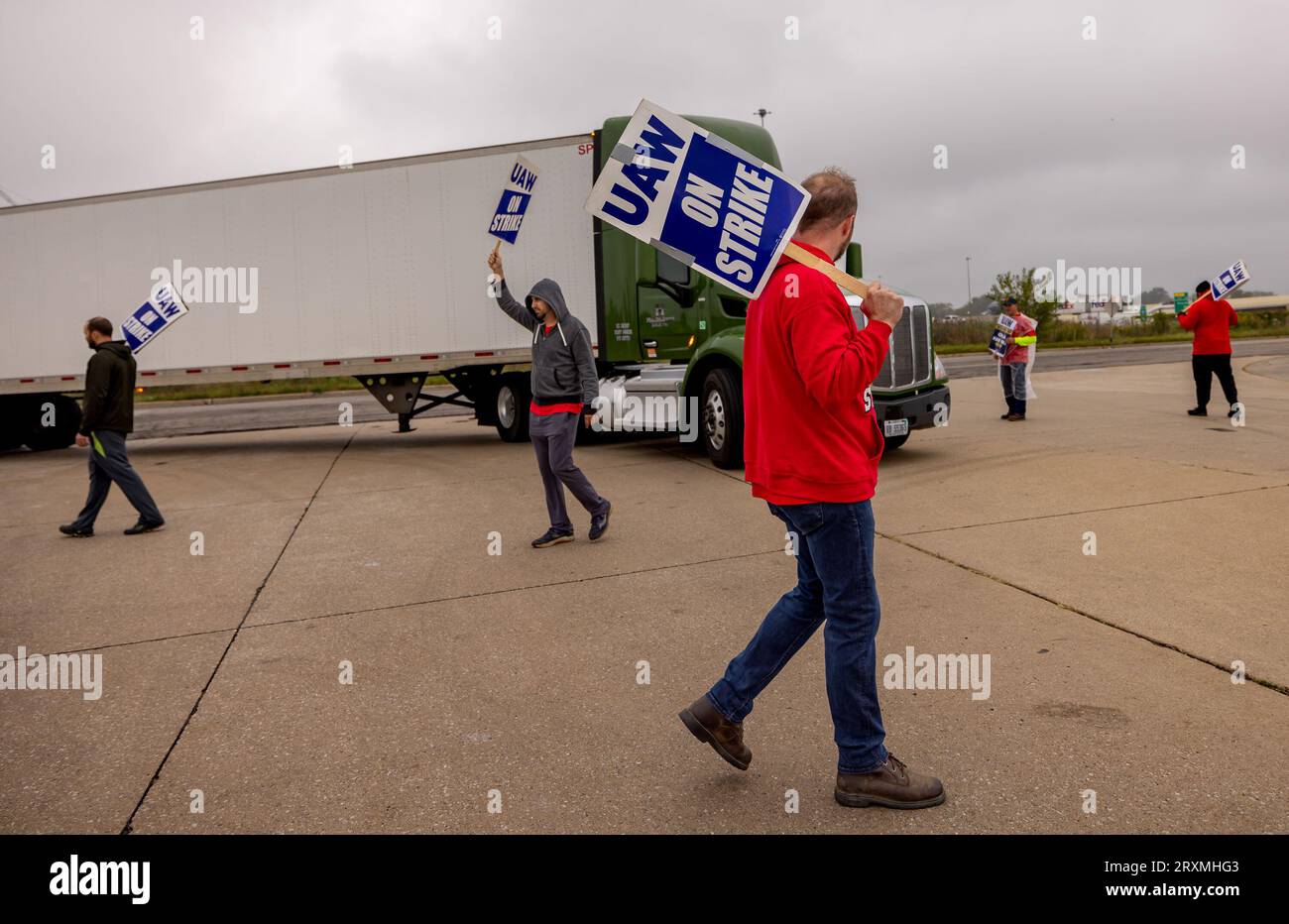 Akron, USA. 25th Sep, 2023. TOLEDO, OHIO - SEPTEMBER 25: Members of the ...