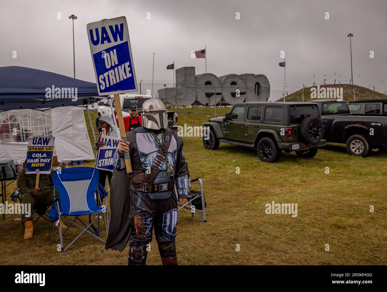 Akron, USA. 25th Sep, 2023. TOLEDO, OHIO - SEPTEMBER 25: A member of ...