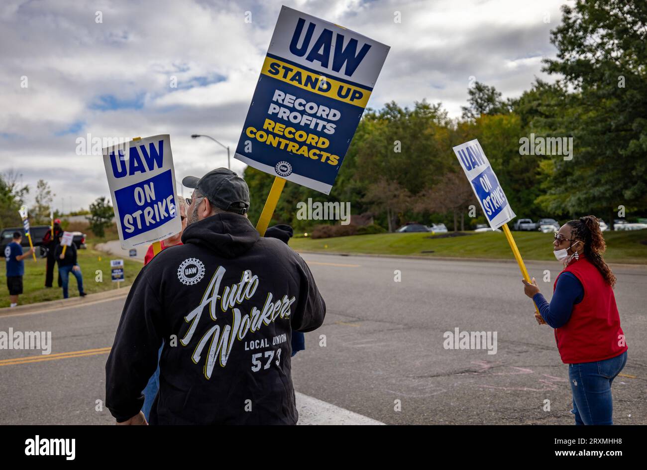 Akron, USA. 25th Sep, 2023. AKRON, OHIO - SEPTEMBER 25: Members of ...