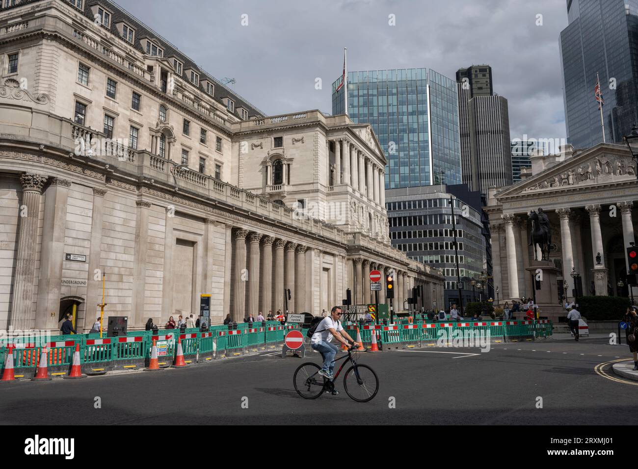 The royal exchange portico hi-res stock photography and images - Alamy