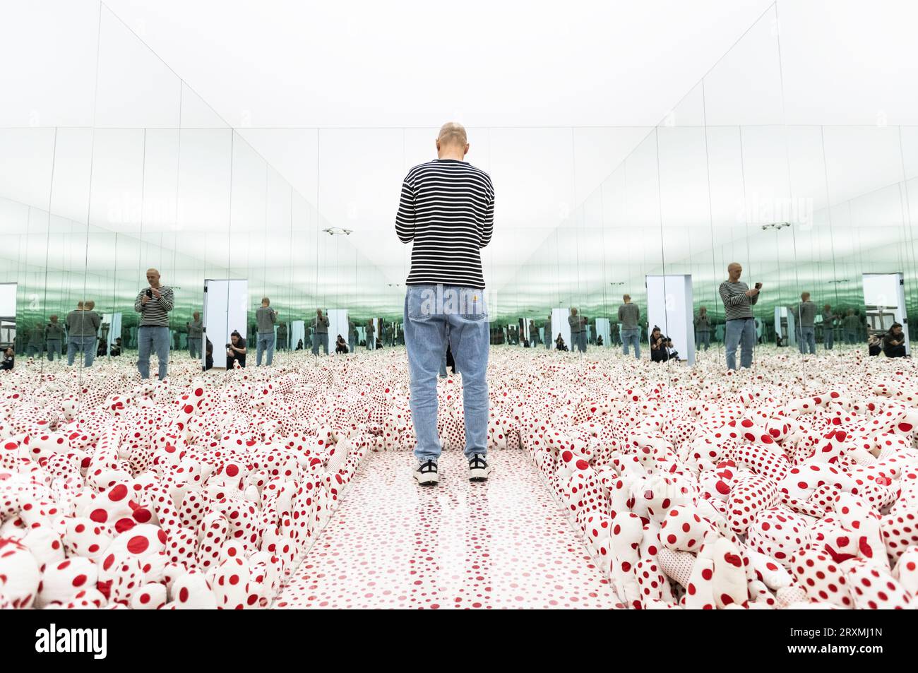 AMSTERDAM - The newly restored Infinity Mirror Room - Phalli's Field ...