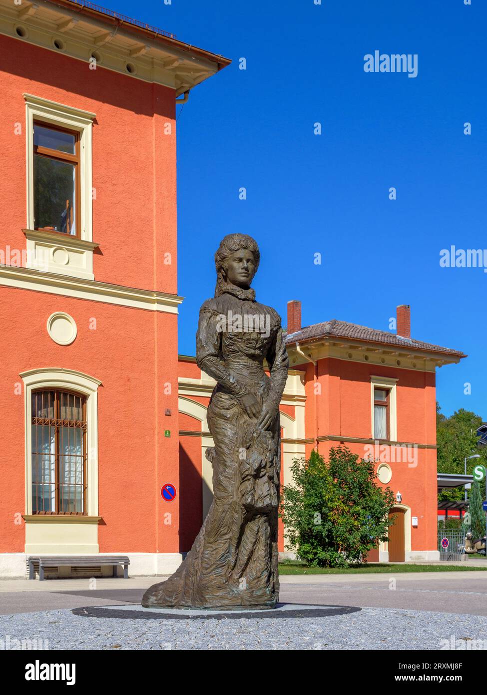 Sisi statue at possenhofen station hi-res stock photography and images ...
