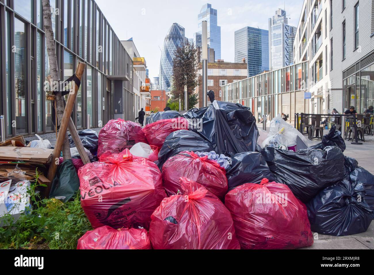 London, UK. 26th September 2023. Growing piles of garbage line the ...