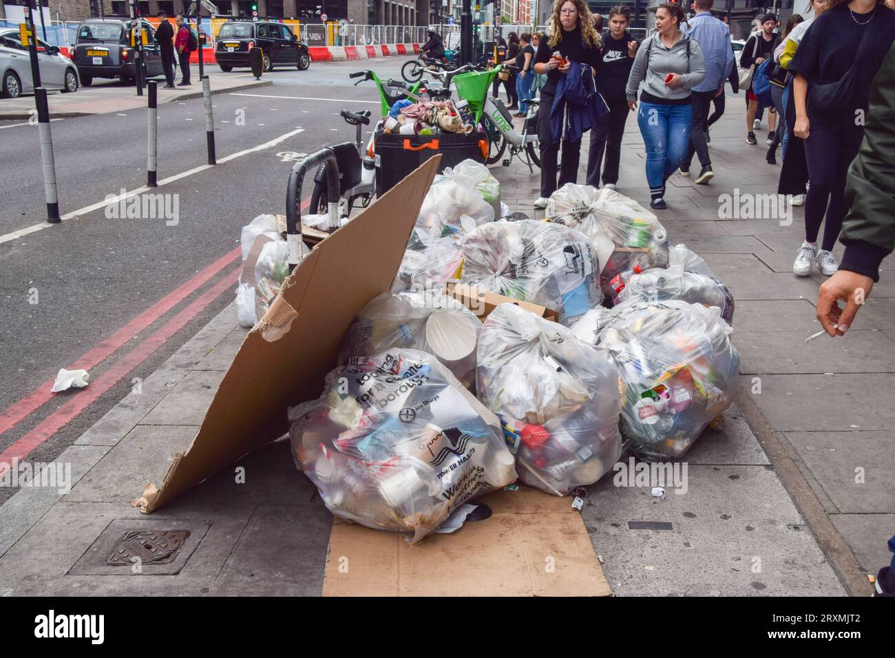 London, UK. 26th September 2023. Growing piles of garbage line the ...