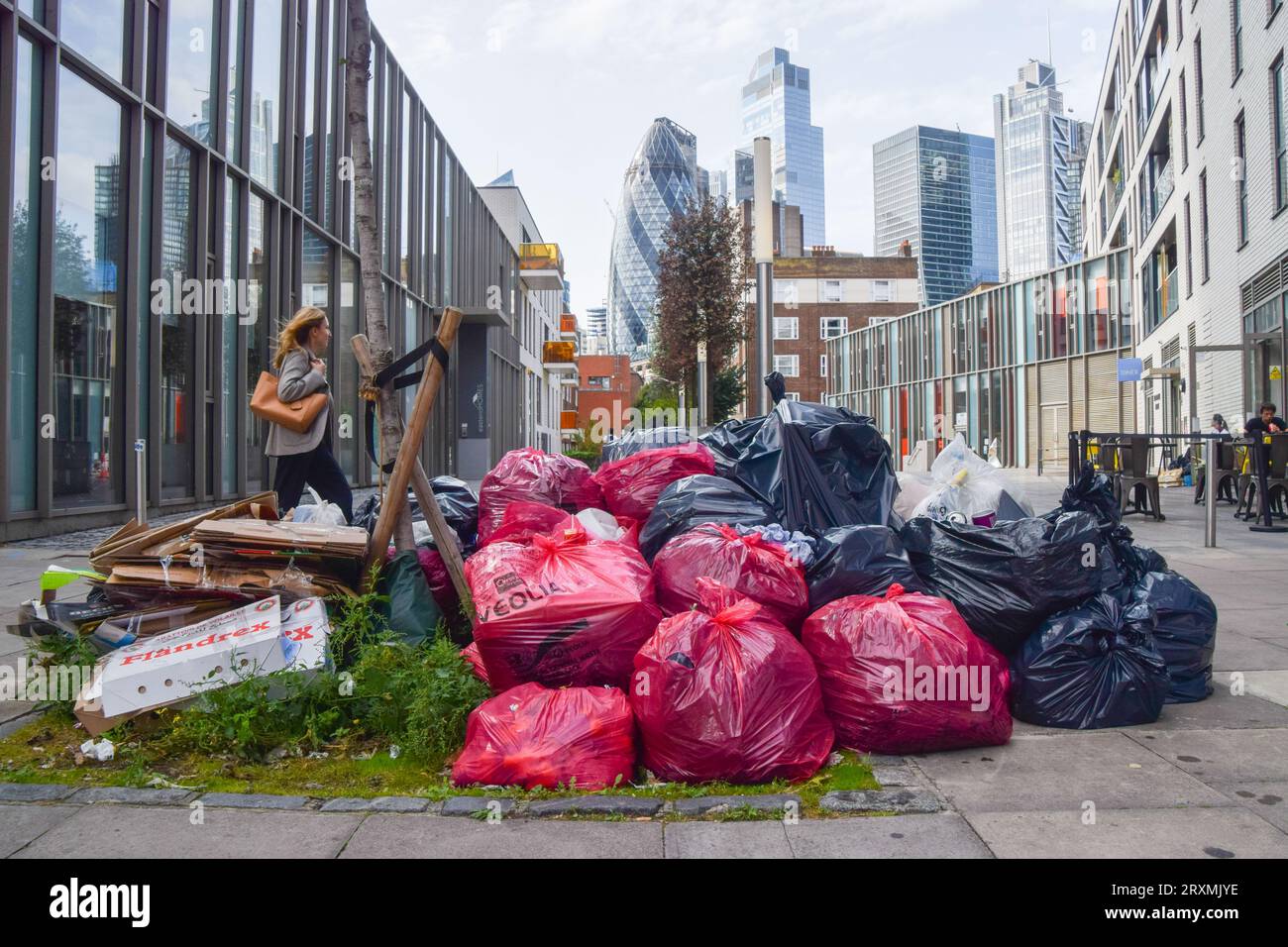 London, UK. 26th September 2023. Growing piles of garbage line the ...