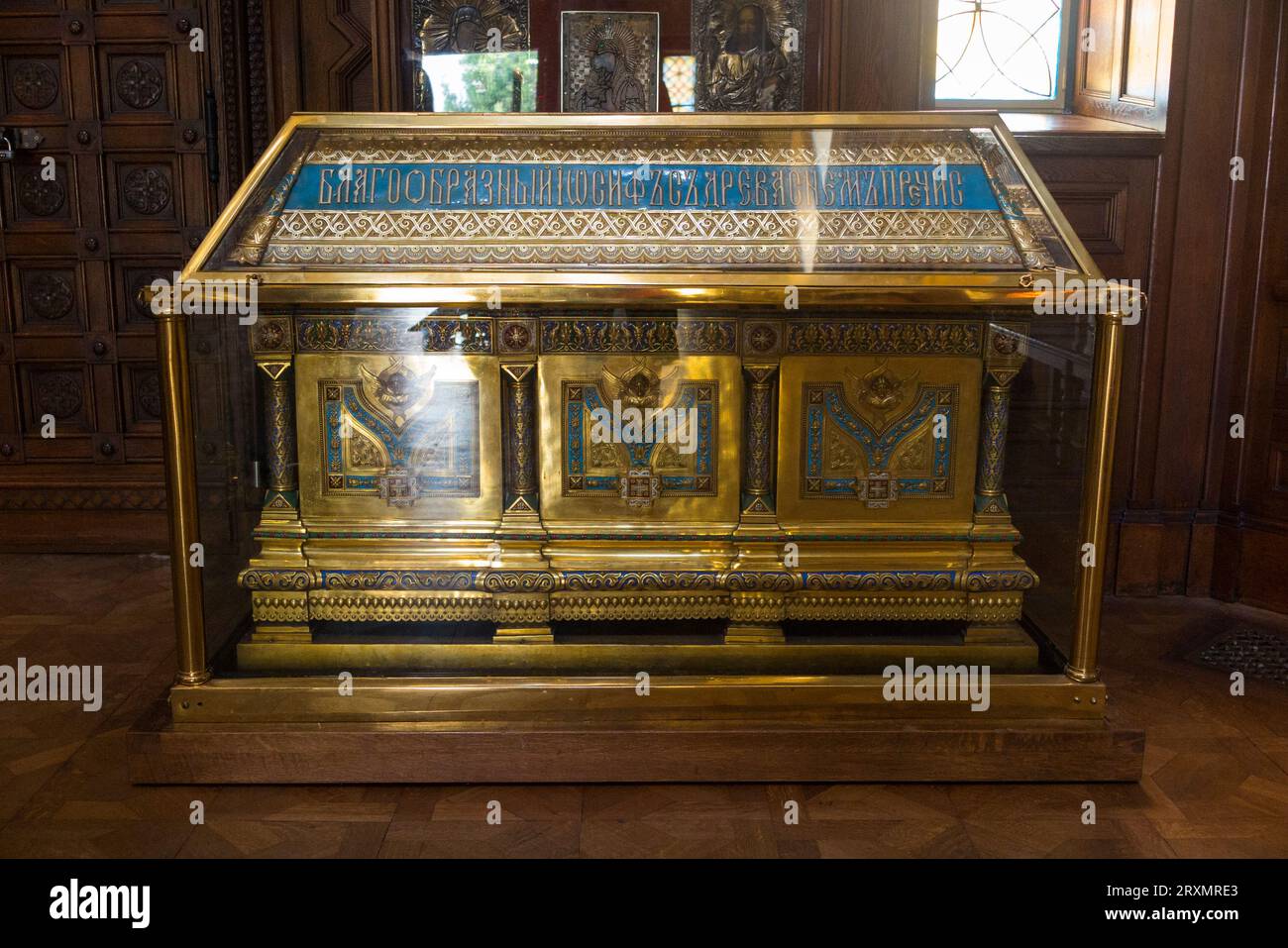 Museum artefacts display cabinet hi-res stock photography and images ...