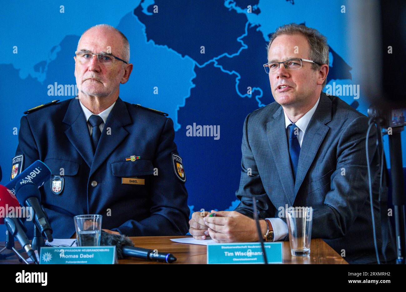 Neubrandenburg, Germany. 26th Sep, 2023. Thomas Dabel (l), chief of ...