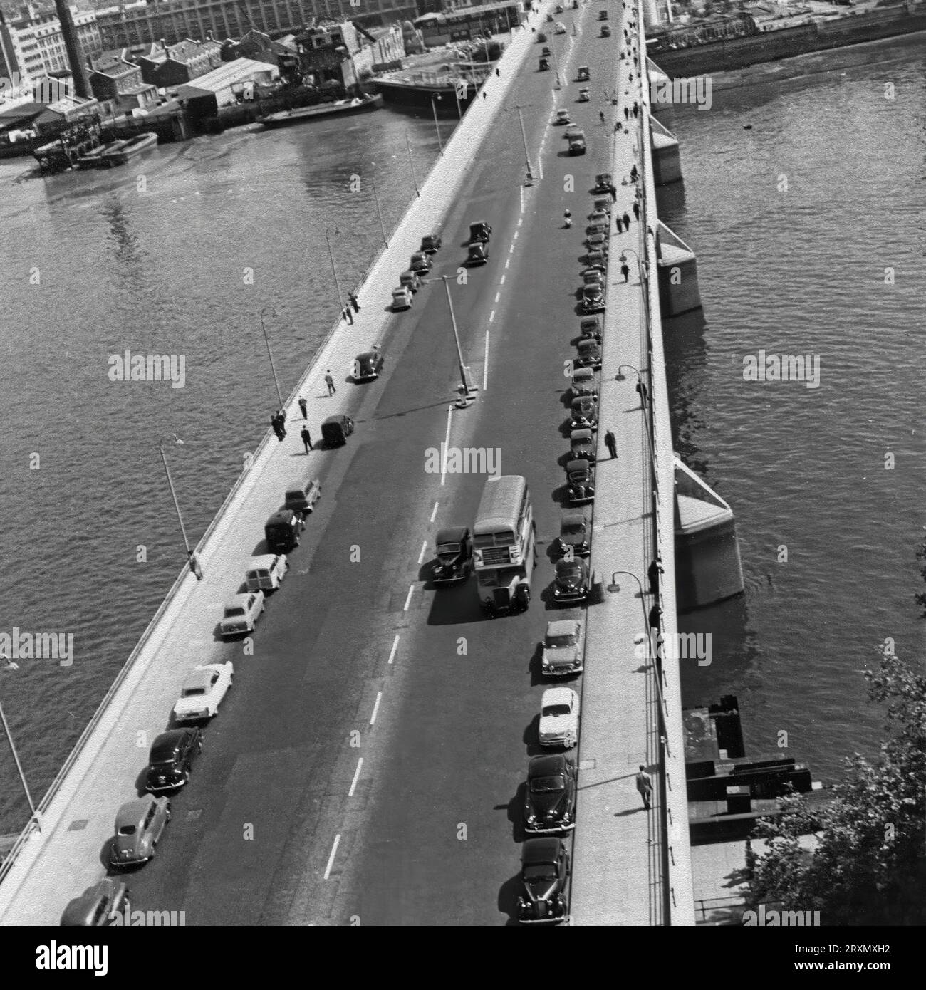 1950s london bridge hi-res stock photography and images - Alamy