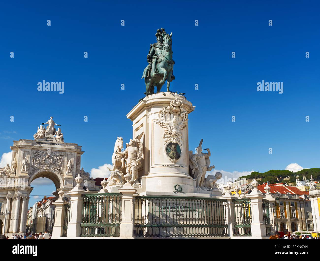 The statue of Jose I and the Arco da Augusta in Praco do Commercio ...