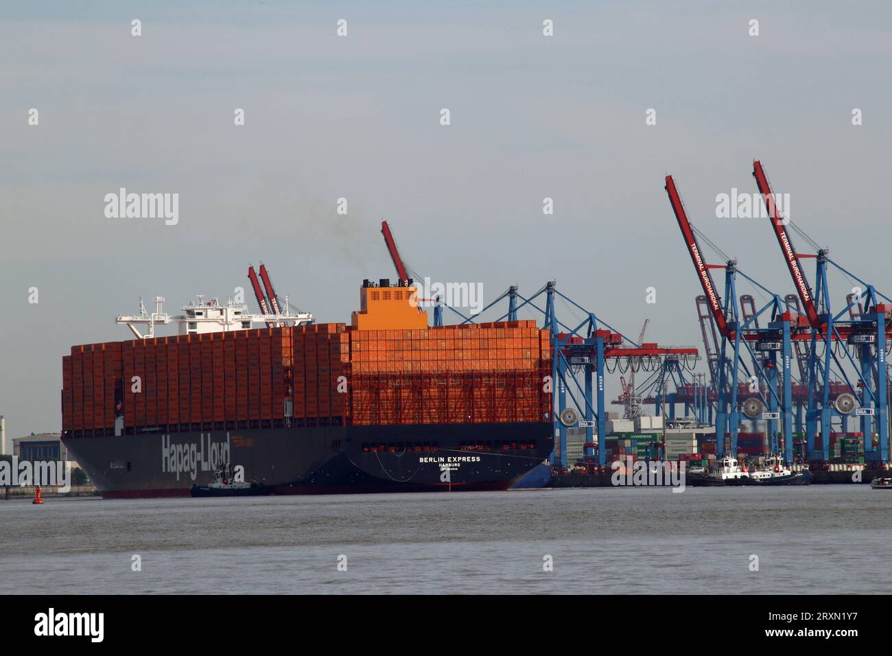 Der Containerfrachter Berlin Express der Reederei Hapag Lloyd läuft den ...