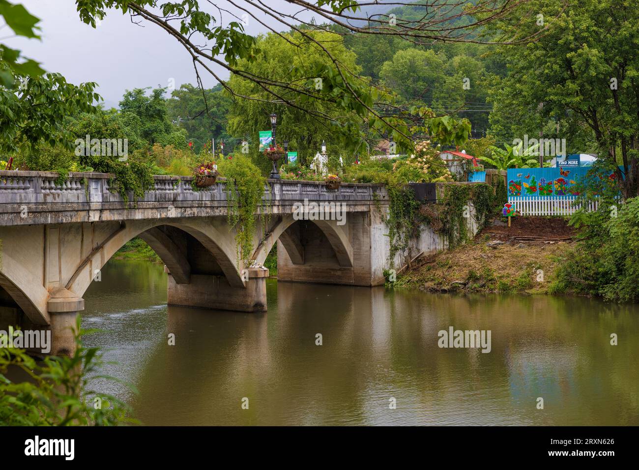 Lure Lake, North Carolina, USA - August 11, 2023: The flowering bridge ...