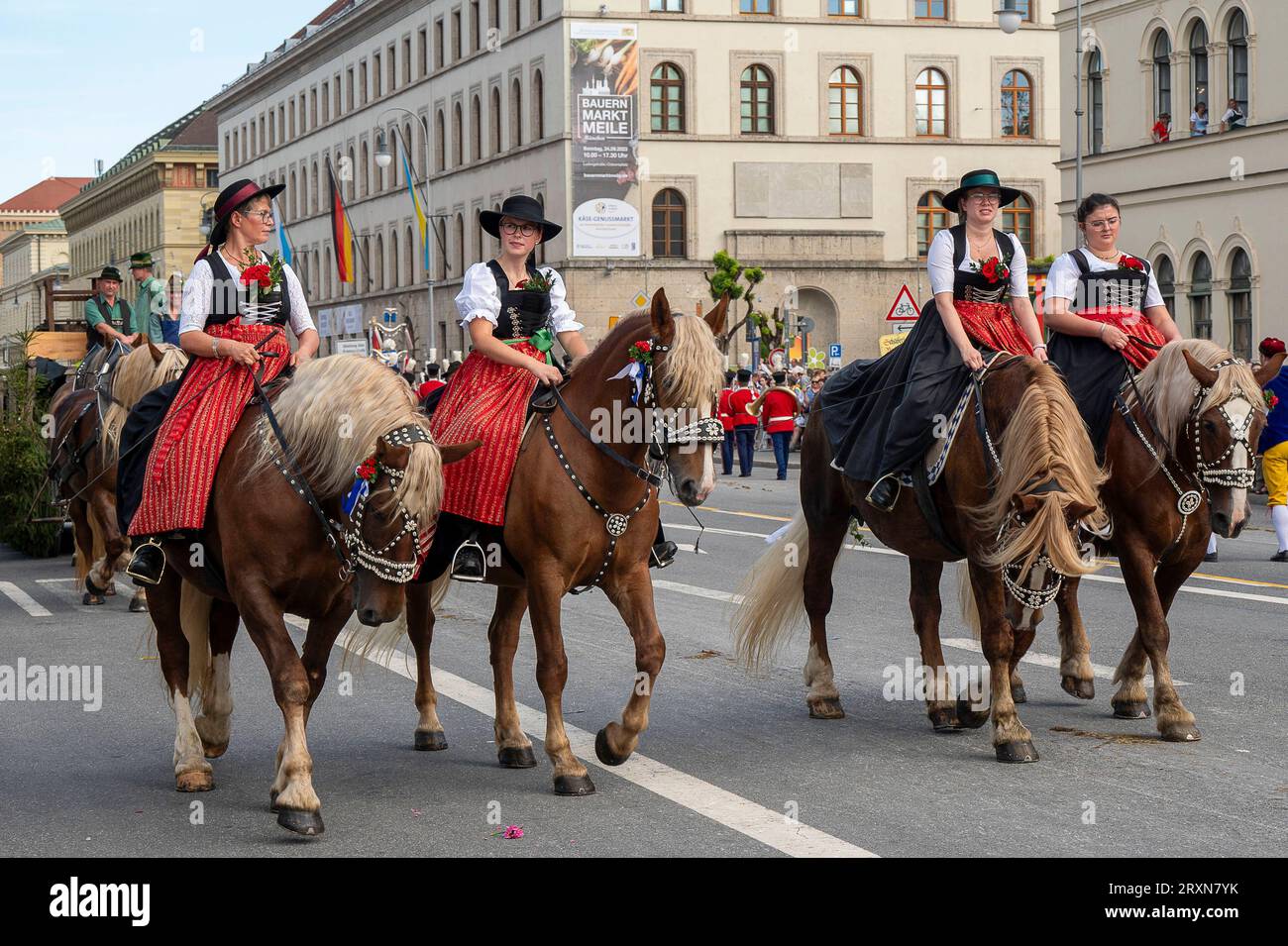 Muenchen, Trachten und Schuetzenzug beim 188. Muenchner Oktoberfest auf ...