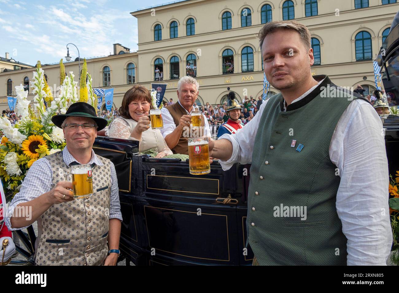 Muenchen, Trachten und Schuetzenzug beim 188. Muenchner Oktoberfest auf ...