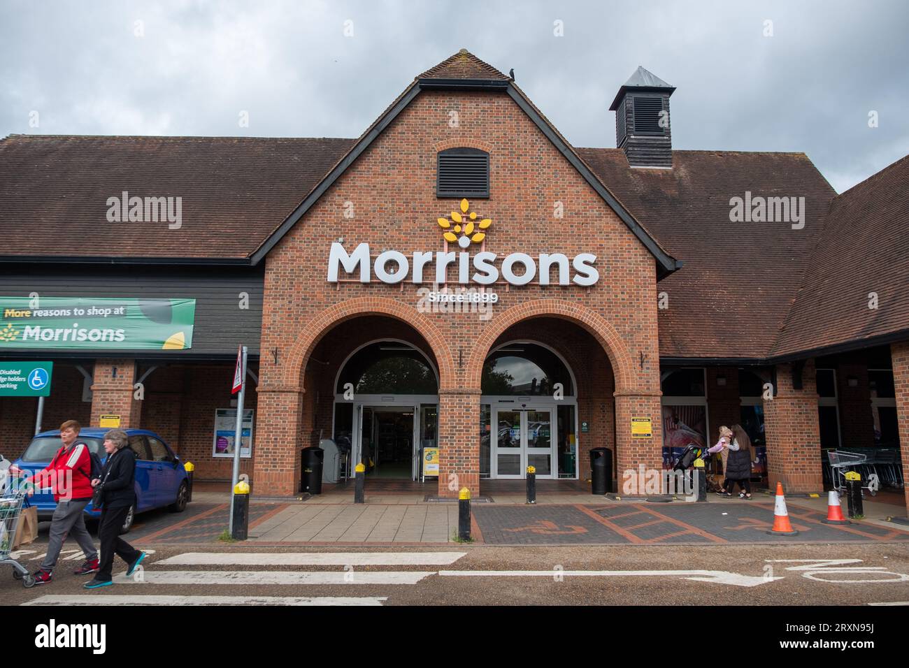 Reigate shopping hi-res stock photography and images - Alamy