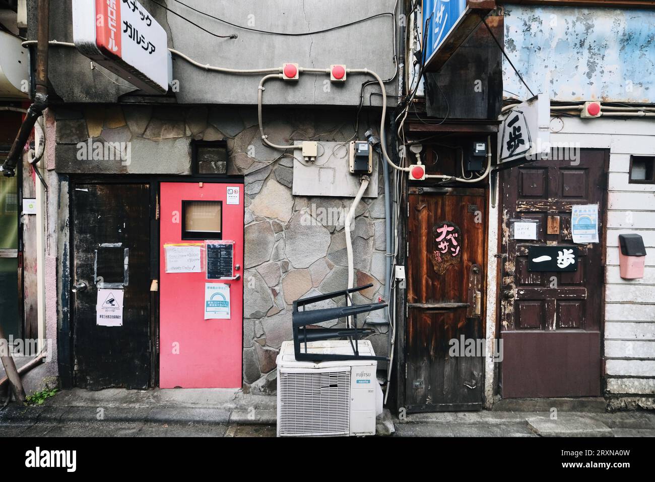 Bar in golden gai shinjuku hi-res stock photography and images - Alamy