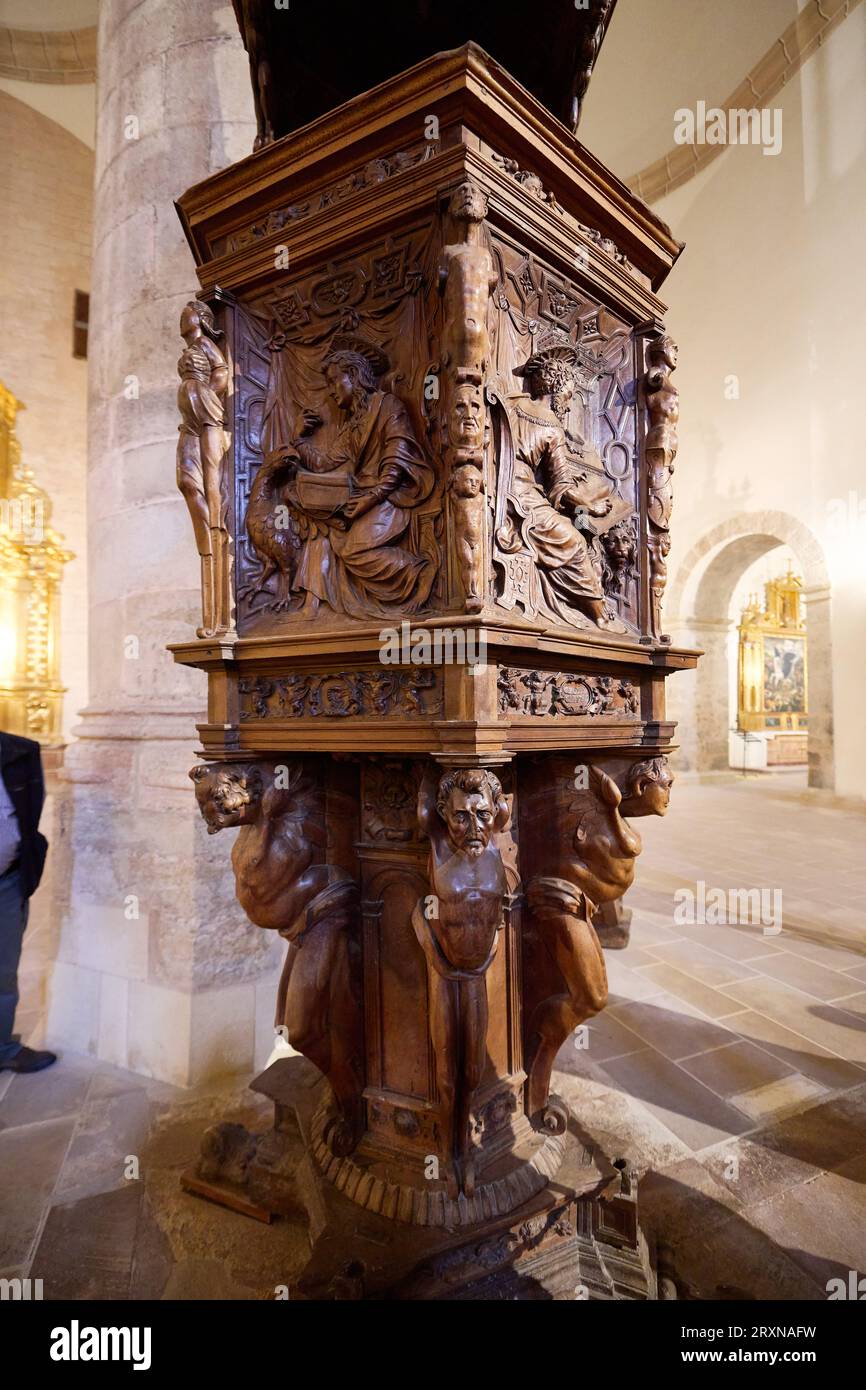 Pulpit carved wood cathedral hi-res stock photography and images - Alamy
