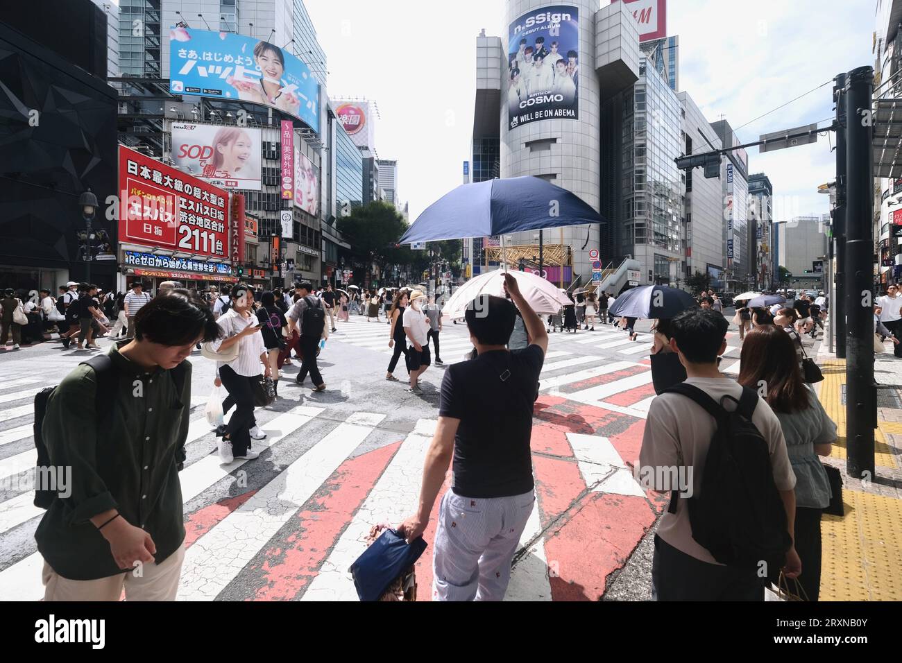 People walk across the Shibuya Crossing in Tokyo, Japan Stock Photo - Alamy