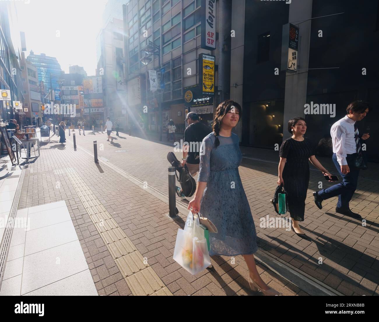 Tokyo fashion shoppers hi-res stock photography and images - Alamy