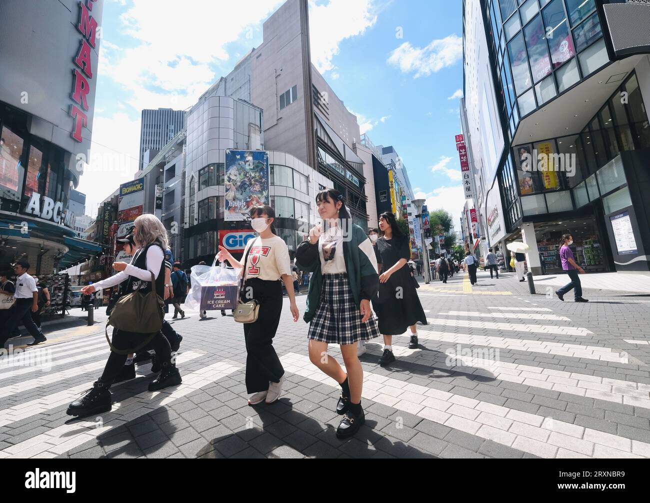 Japanese crossing street hi-res stock photography and images - Alamy