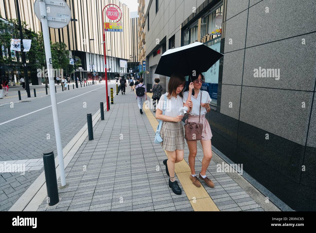 Two japanese girls hi-res stock photography and images - Alamy