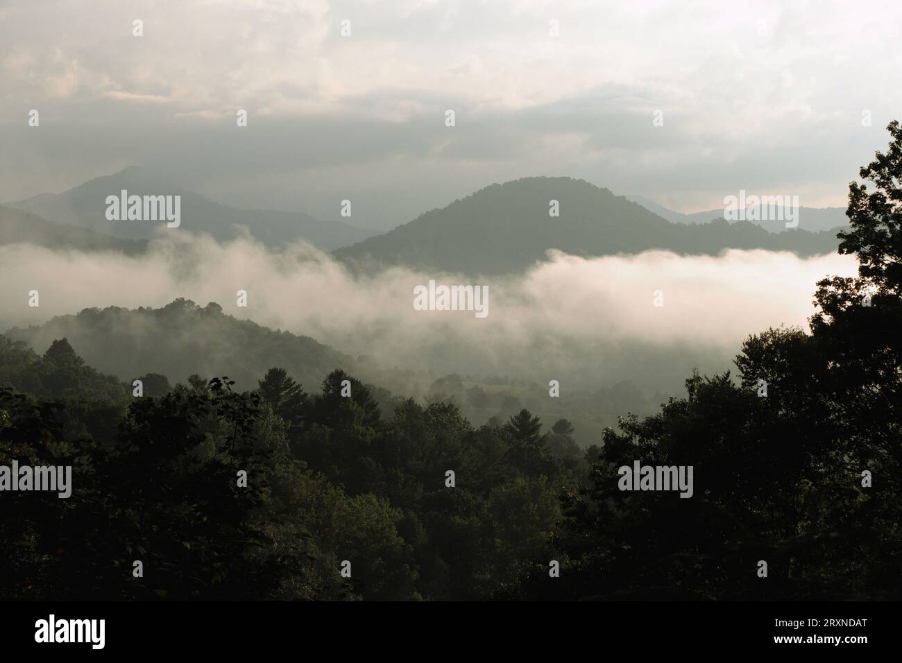 Foggy mountainscape hi-res stock photography and images - Alamy