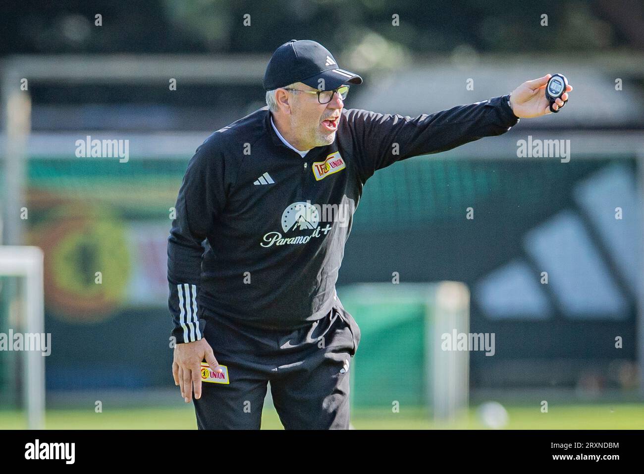 Urs Fischer (1. FC Union Berlin Trainer) gibt dem Team Anweisungen ...
