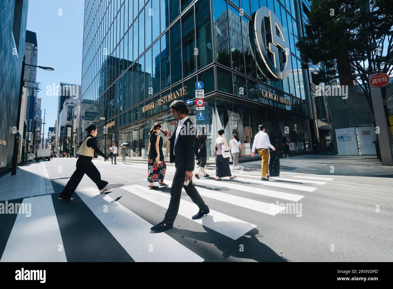 Tokyo people crossing road hi-res stock photography and images - Alamy