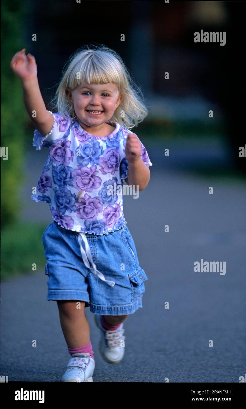 Little girl running Stock Photo - Alamy