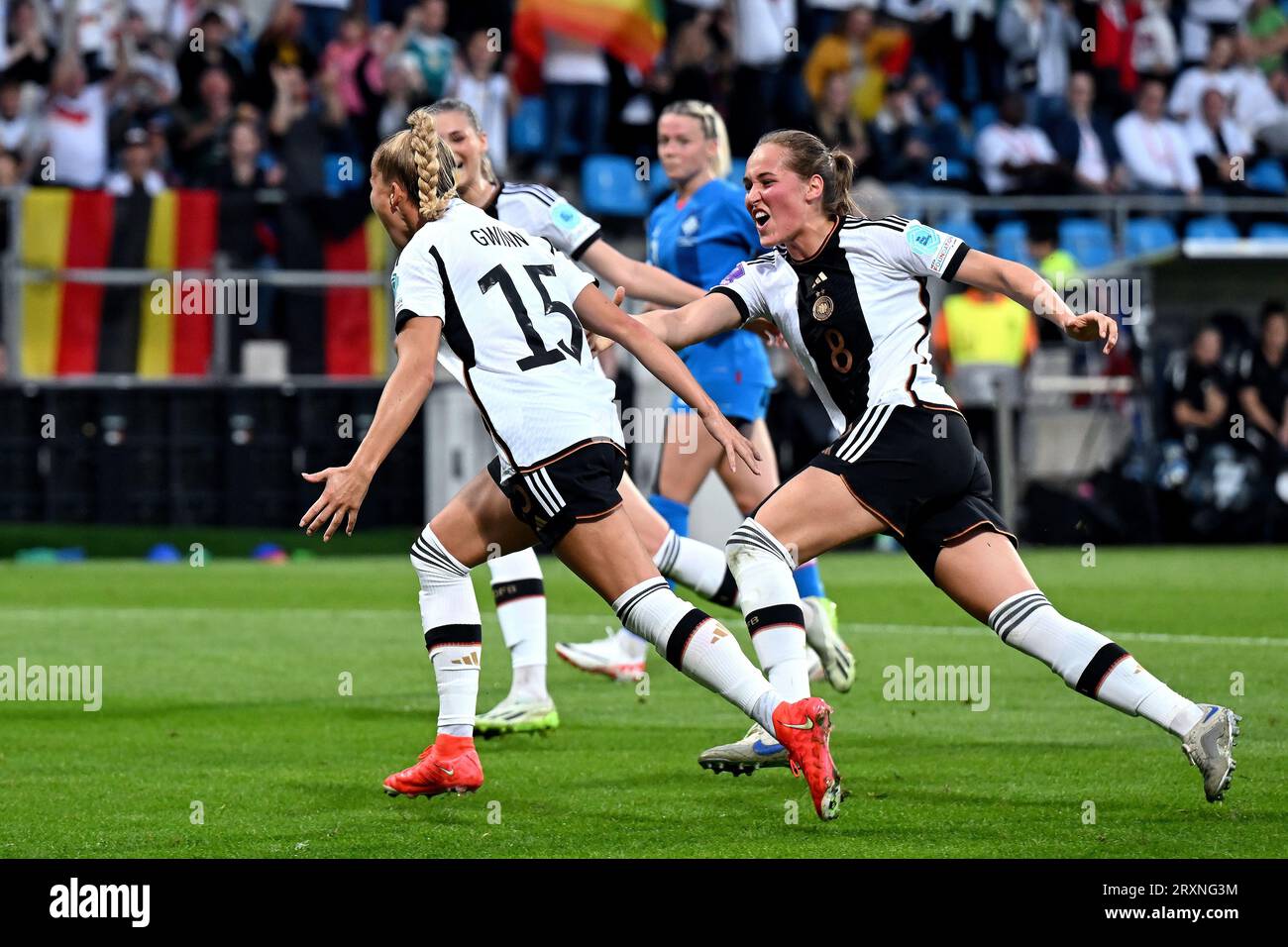 BOCHUM - Giulia Gwinn of Germany celebrates the 2-0 with her teammates ...