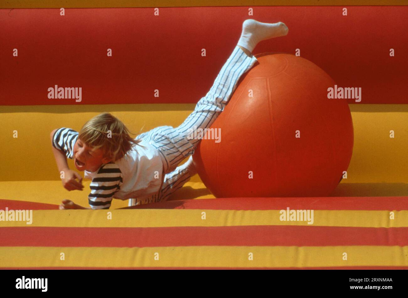 Belly landing hi-res stock photography and images - Alamy
