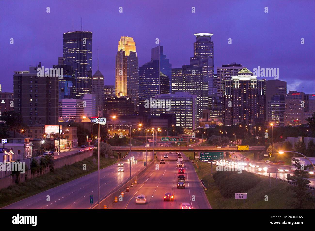 Minneapolis skyline traffic light hi-res stock photography and images ...