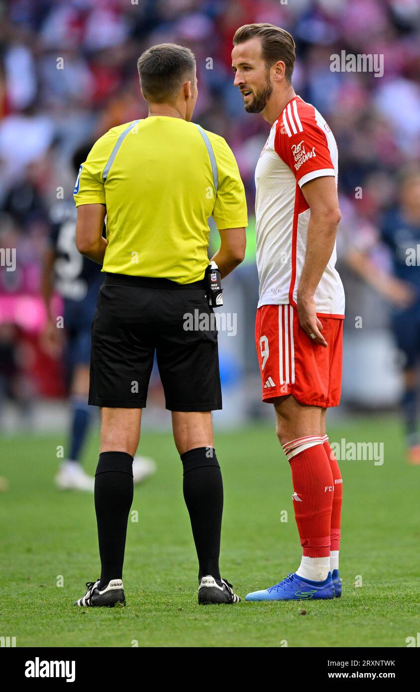 Referee Robert Hartmann in conversation with Harry Kane FC Bayern ...