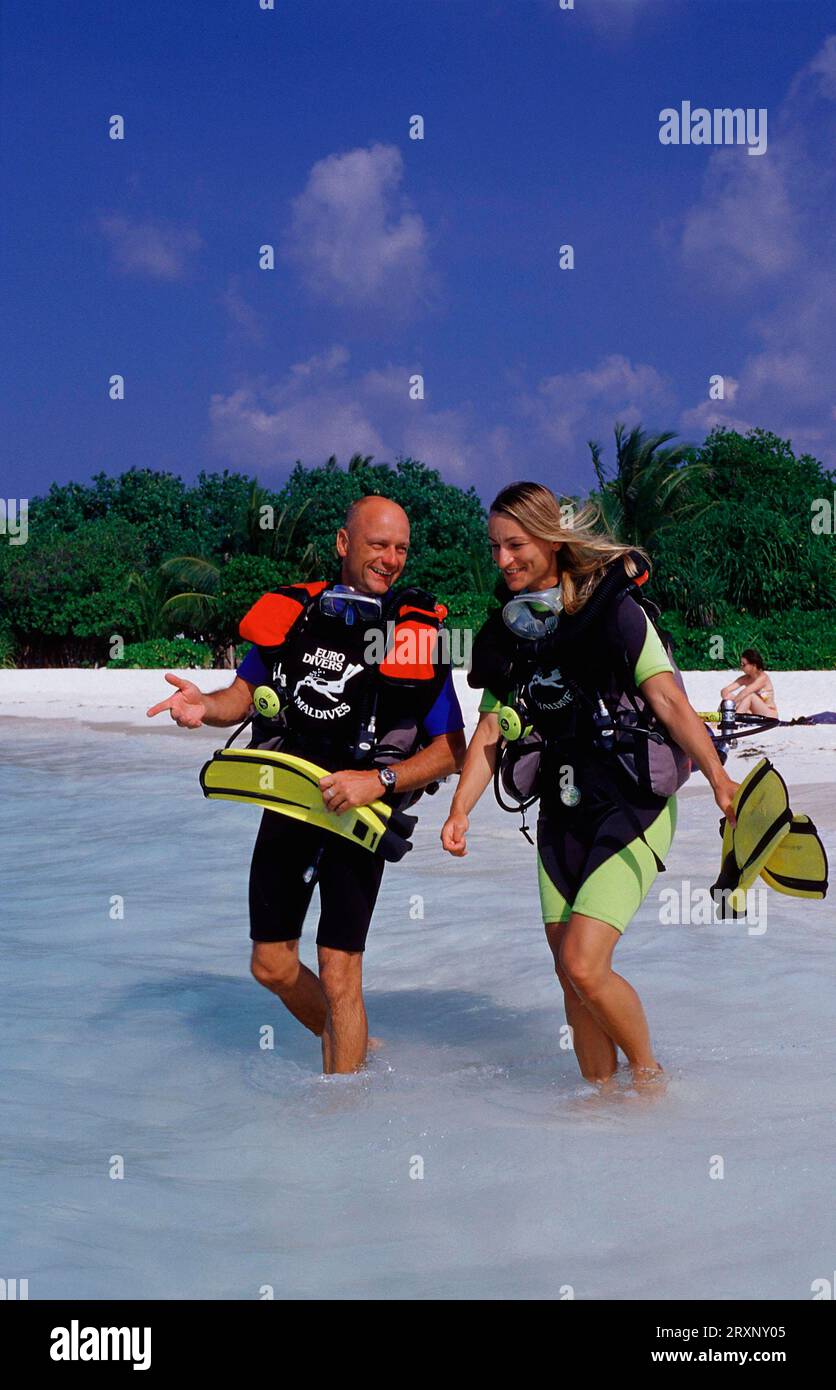 Divers at beach, Ari Atol, Kuredu Island, Maldives, Divers at beach ...