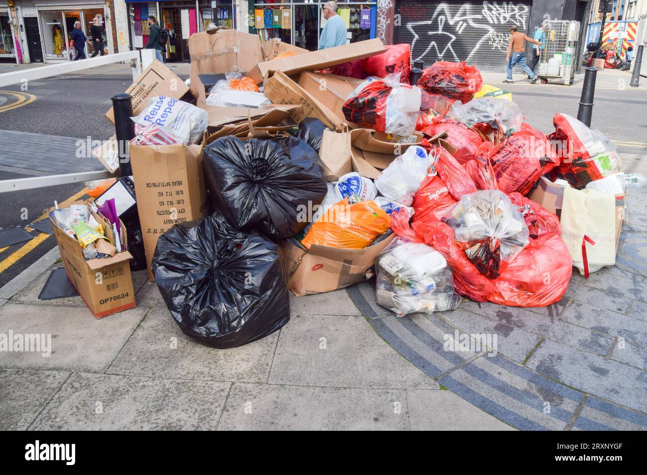 London, England, UK. 26th Sep, 2023. Growing piles of garbage line the ...