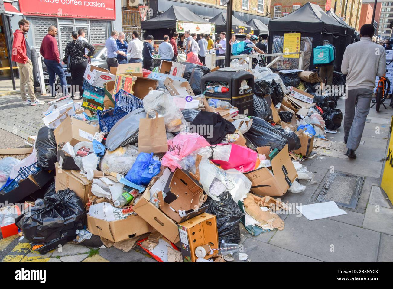 London, England, UK. 26th Sep, 2023. Growing piles of garbage line the ...