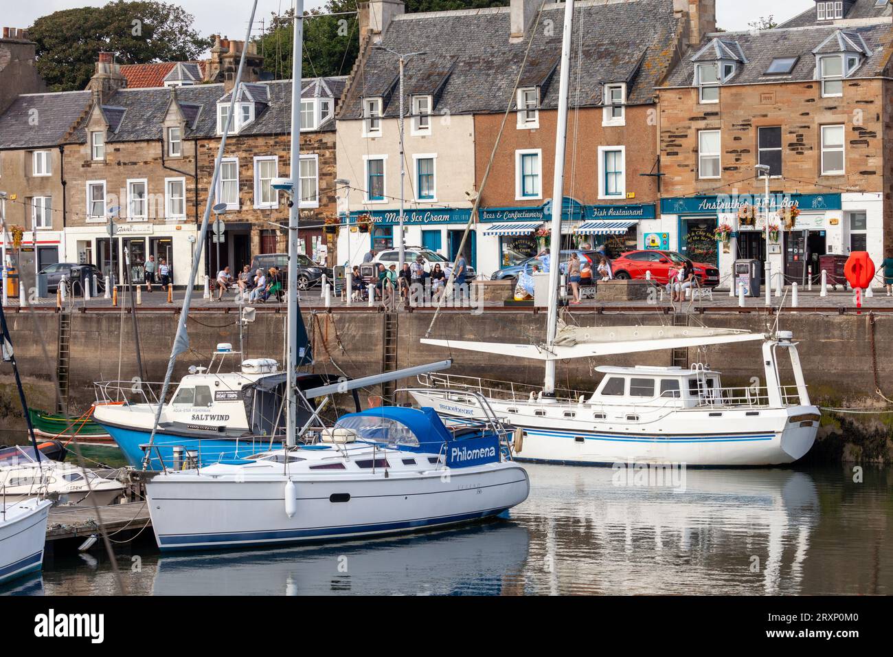 Anstruther Harbour with the Anstruther Fish bar in the background Stock ...