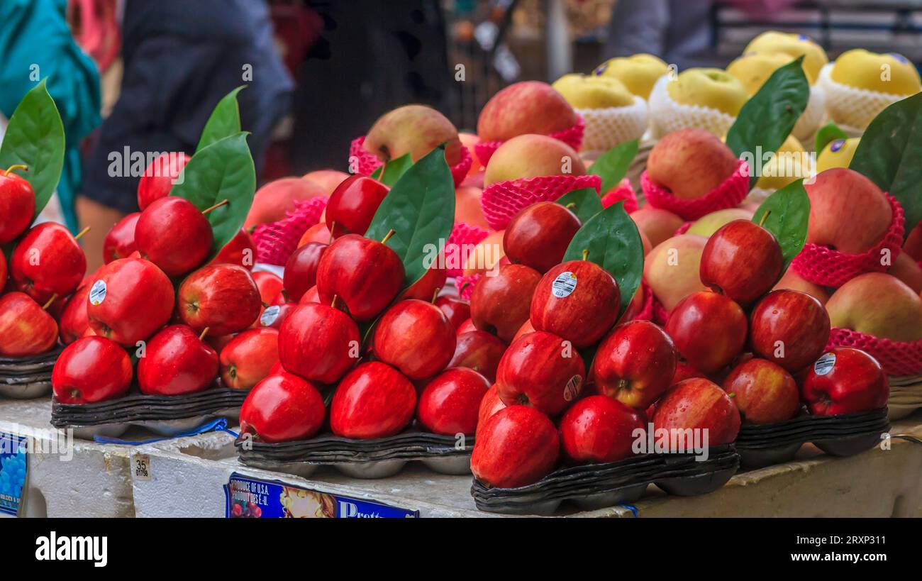 Colorful fruit display hi-res stock photography and images - Alamy