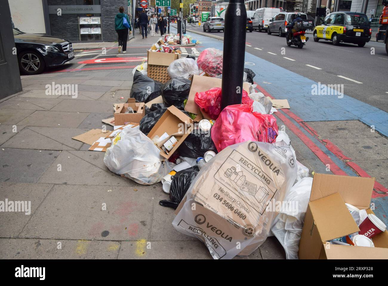 London, UK. 26th September 2023. Growing piles of garbage line the ...