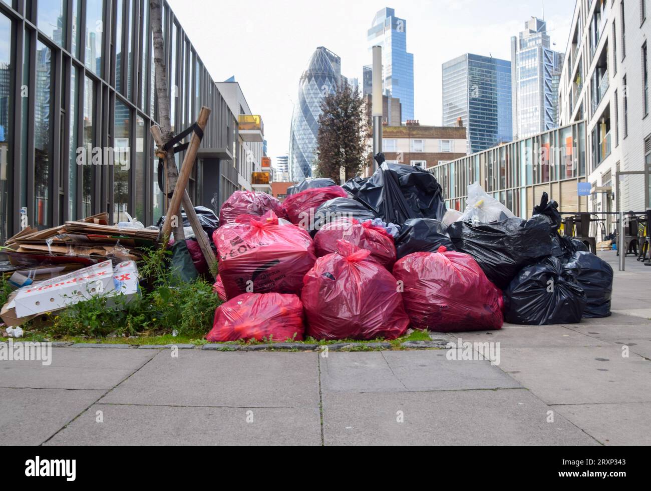 London, UK. 26th September 2023. Growing piles of garbage line the ...