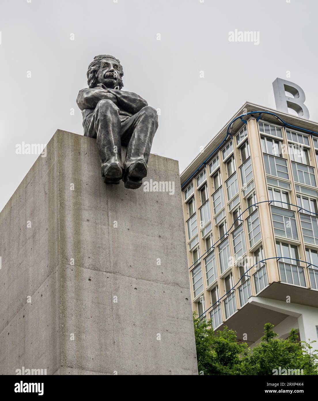 Albert einstein statue hi-res stock photography and images - Alamy