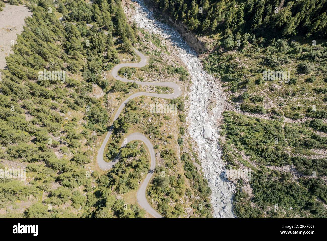 Windy road hi-res stock photography and images - Alamy
