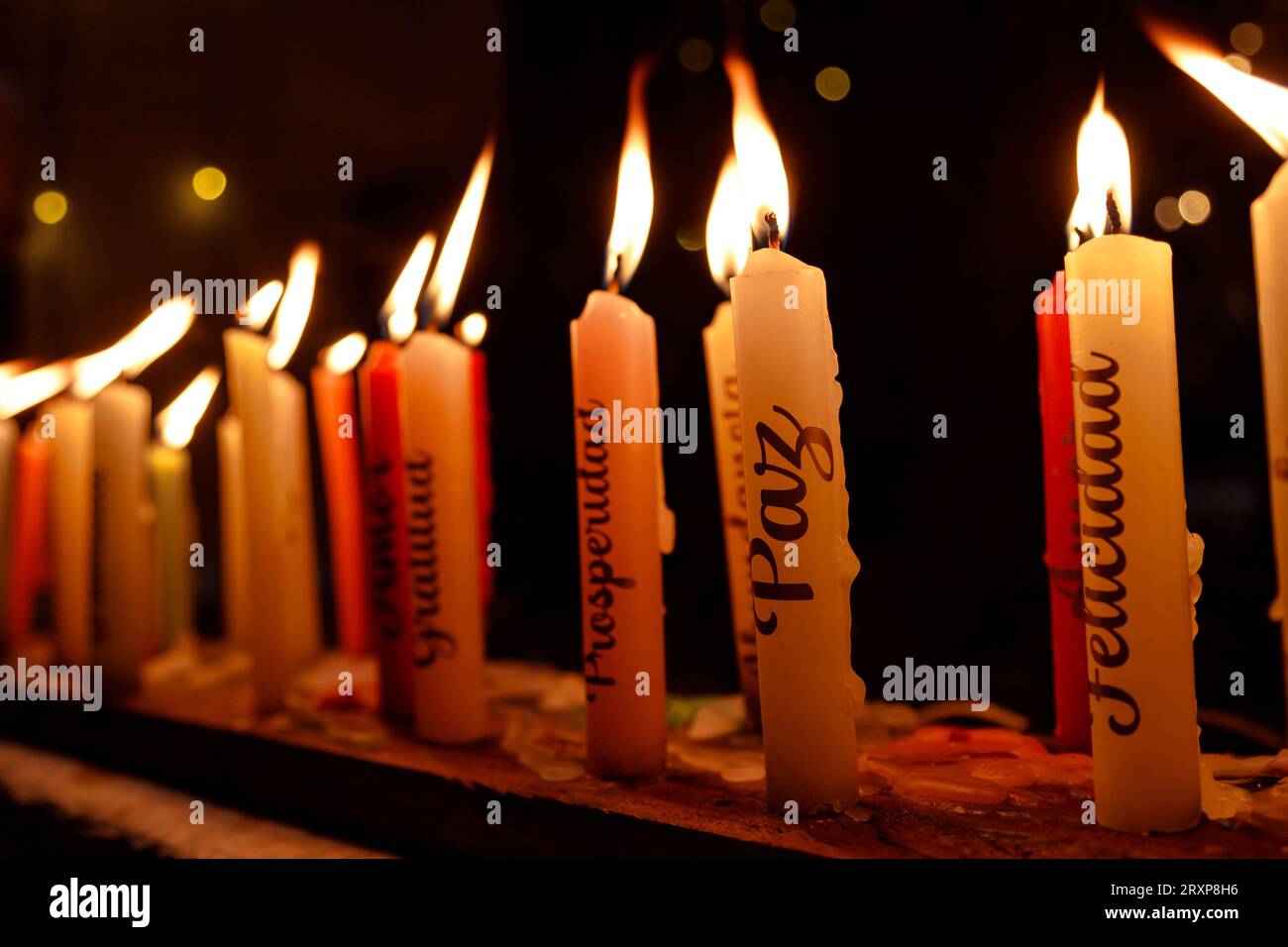 Dia de las velitas Colombia, 7 de diciembre Virgen Maria Stock Photo ...