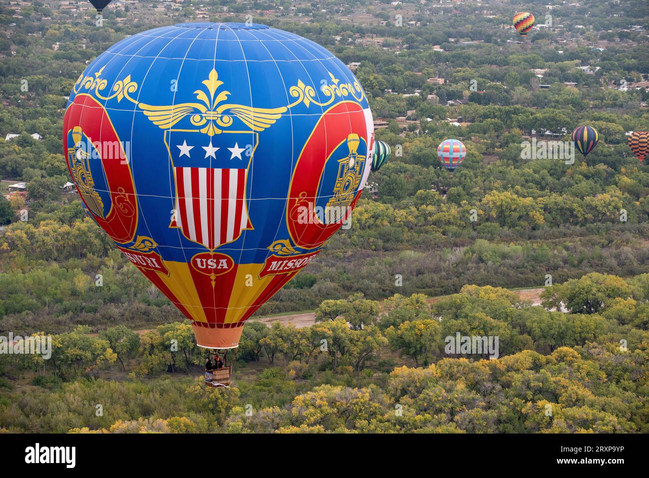 Balloons fly over Albuquerque in the International Balloon Fiesta Stock ...