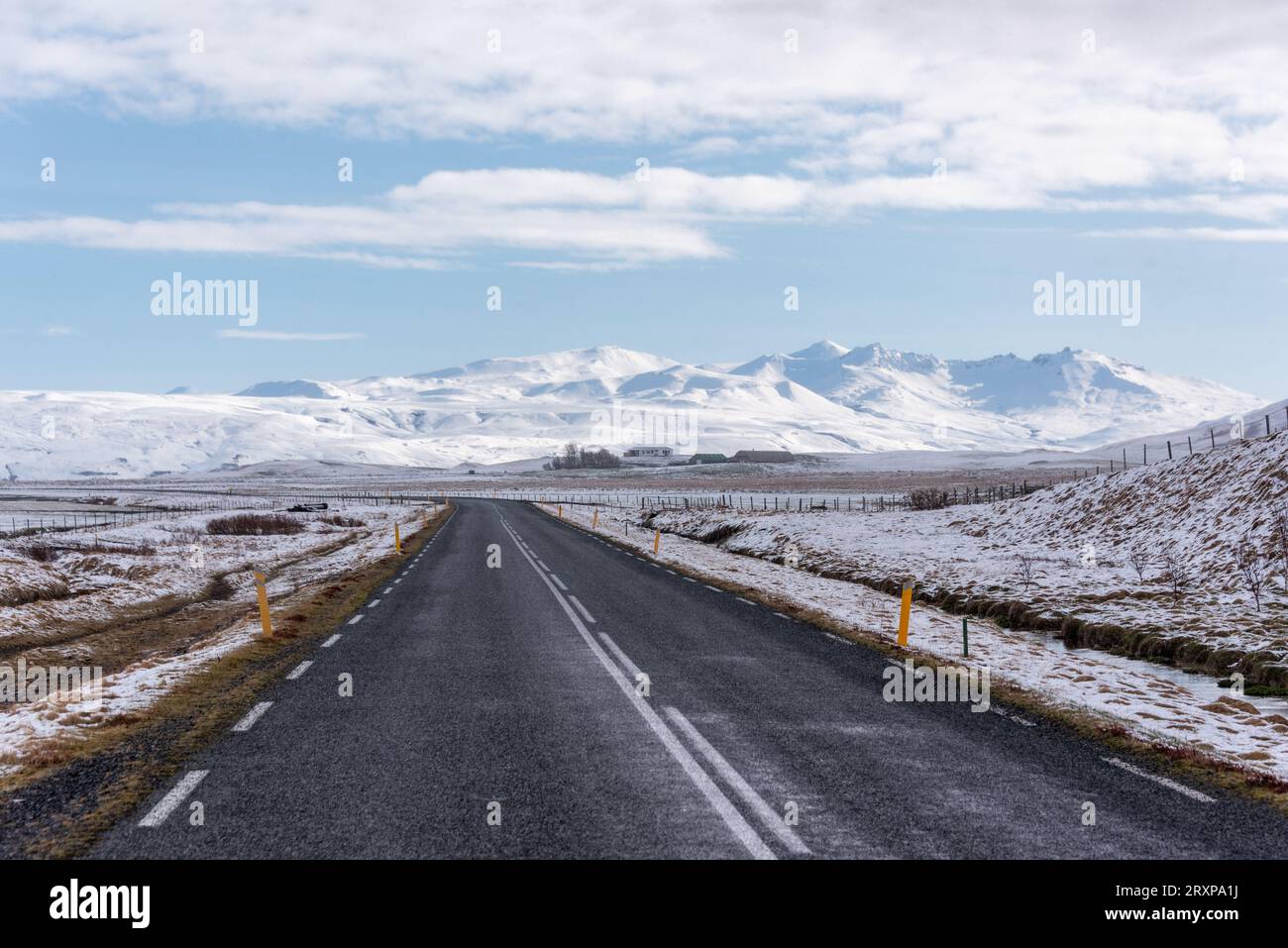 Long black road hi-res stock photography and images - Alamy