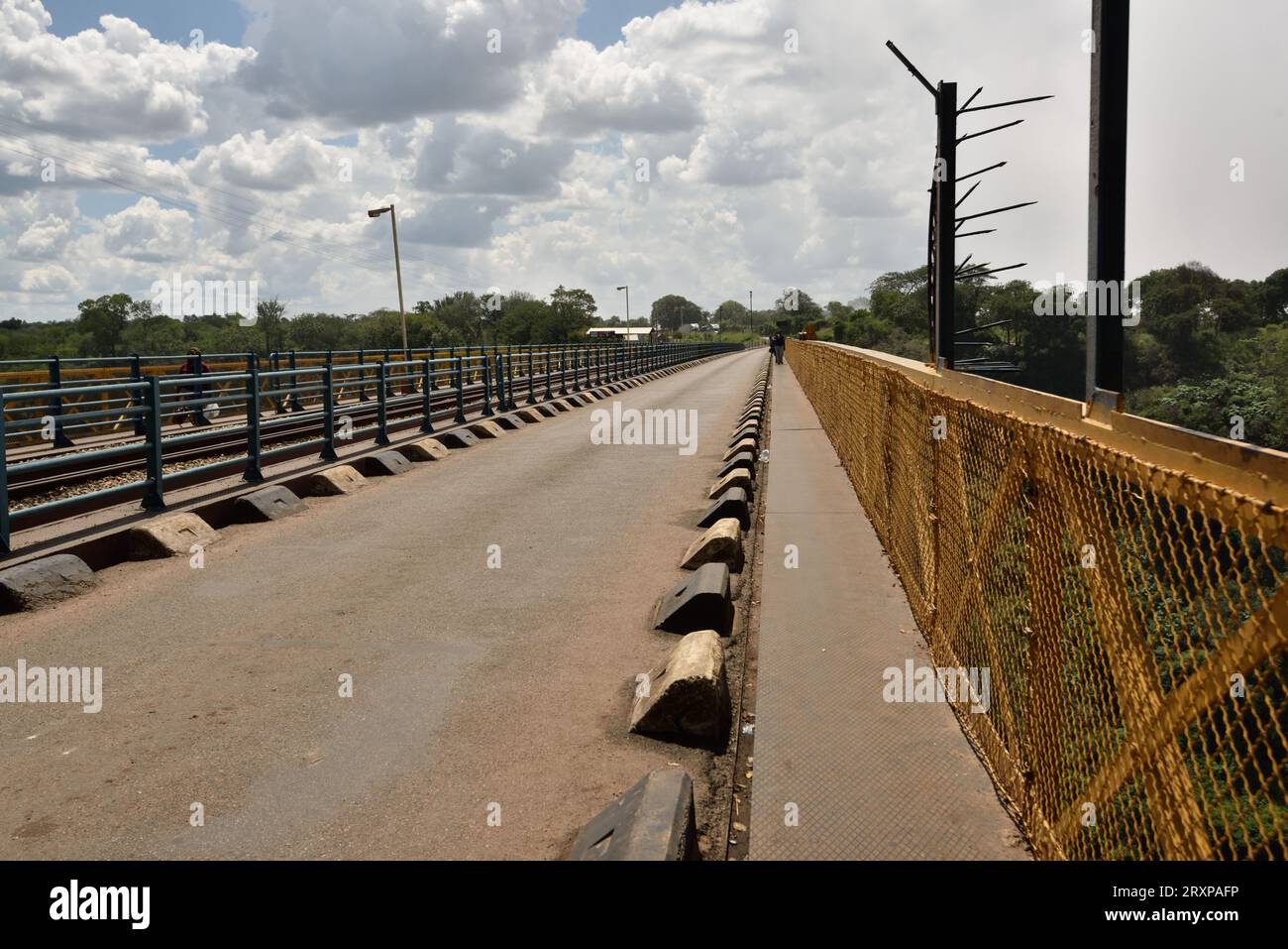 Bridge between Zimbabewe and Zambia Stock Photo - Alamy