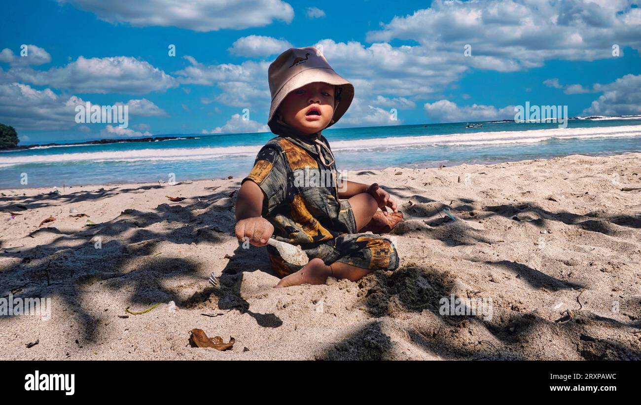 Kids at the beach hi-res stock photography and images - Alamy