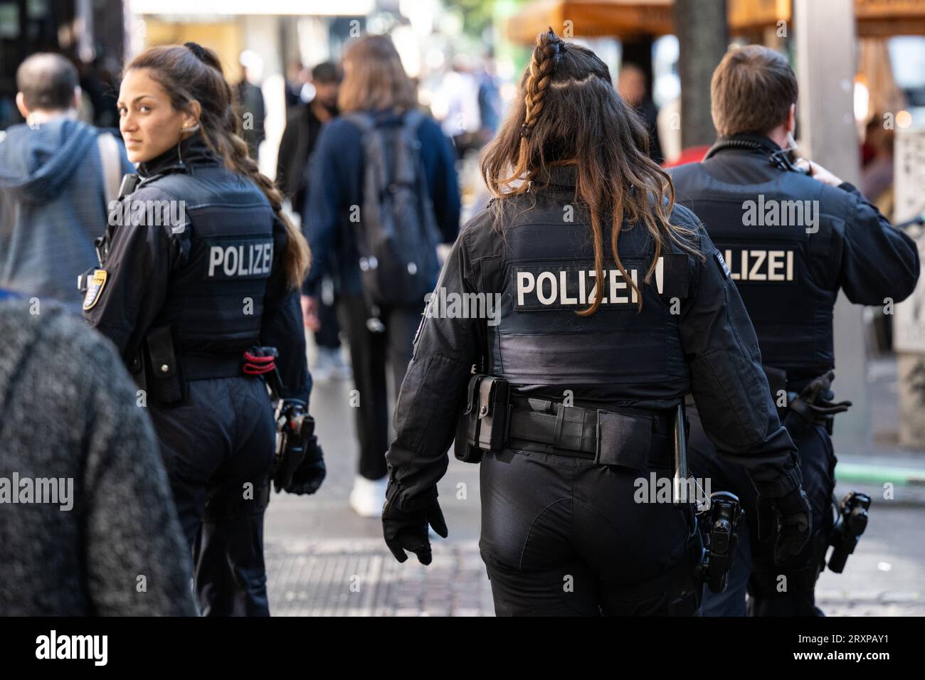 26 September 2023, Hesse, Frankfurt/Main: Police officers patrol ...