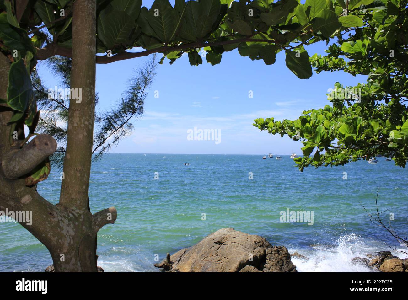 Rochas praia hi-res stock photography and images - Alamy