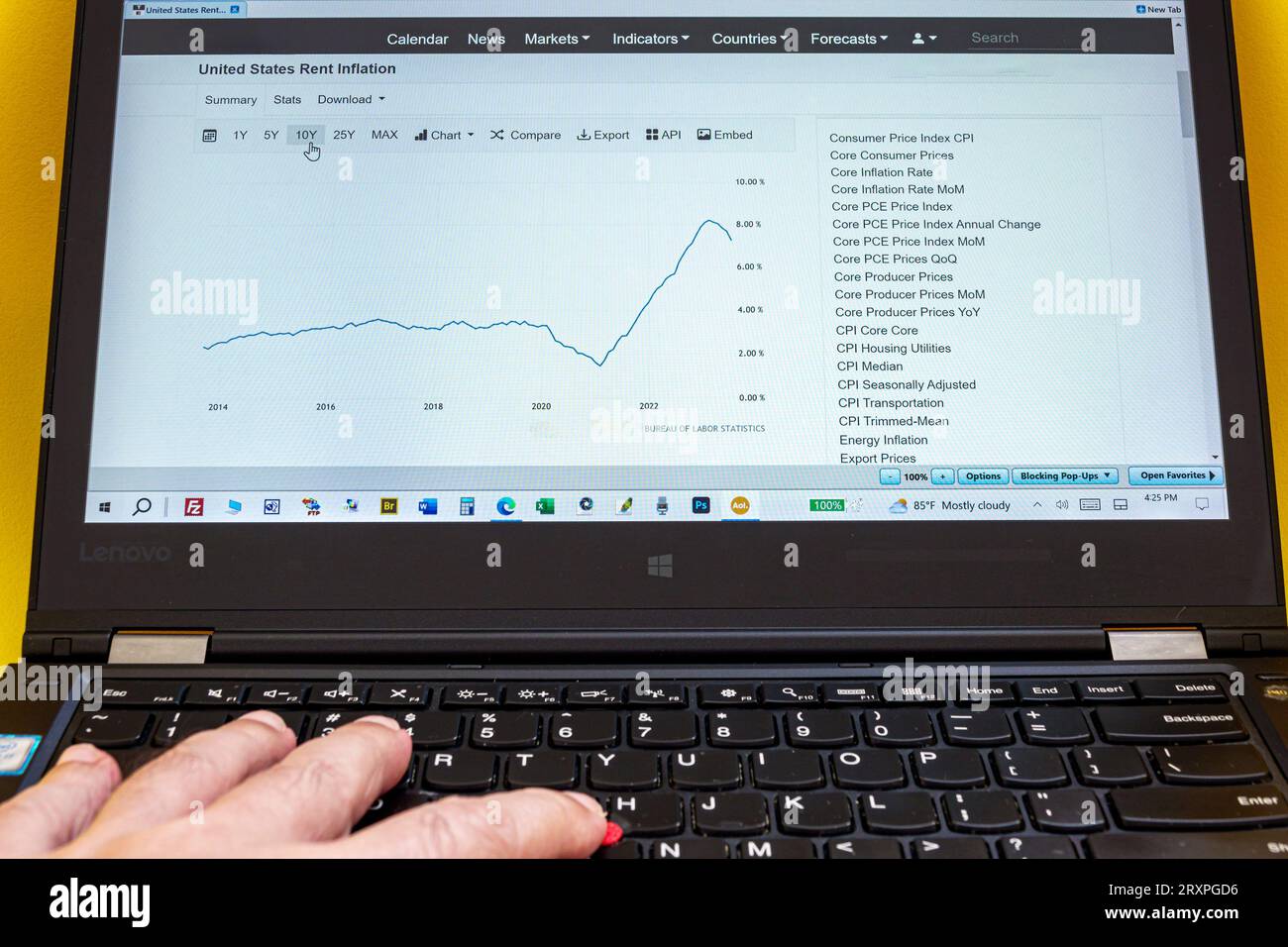 Economic data on monitor screens hi-res stock photography and images ...