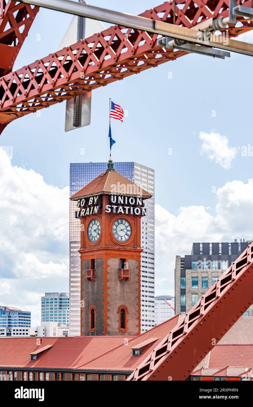 Curve building residential clock hi-res stock photography and images ...
